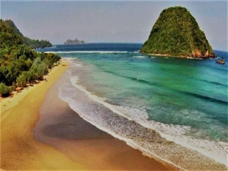 Menikmati Sunset di Pantai Pulau Merah Banyuwangi | Pariwisata Indonesia