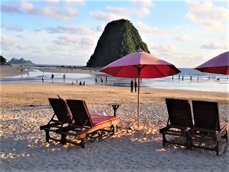 Menikmati Sunset di Pantai Pulau Merah Banyuwangi | Pariwisata Indonesia