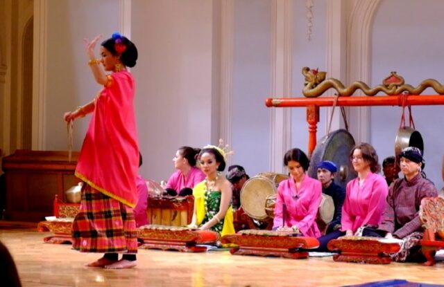 Tari Pakarena dari Sulawesi Selatan